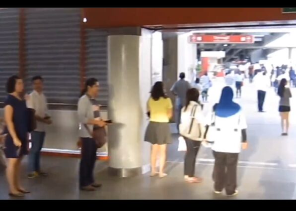 【動画】タイでは国歌が流れると立ち止まります。 - jnnavi