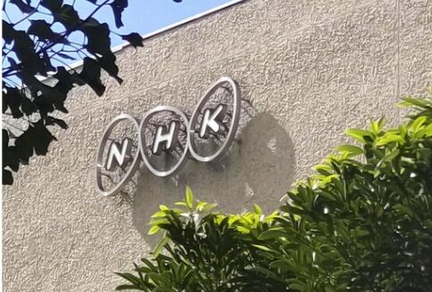 【NHK国際放送】「中国の領土」発言の中国人 靖国神社落書き事件でも原稿にない文言を勝手に加えていたことが発覚！放送法改正とNHK廃局を求める声広がる - jnnavi