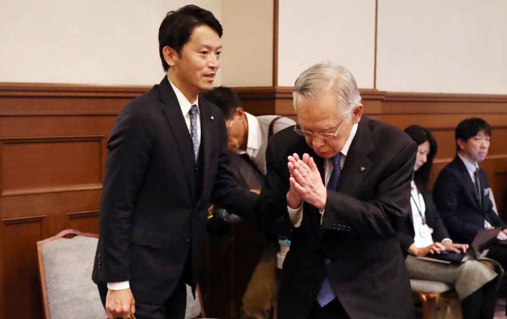 【動画】机バンバンの兵庫・相生の谷口市長…斎藤氏の入り待ち、両手合わせて直接謝罪「心からお詫び」 - jnnavi