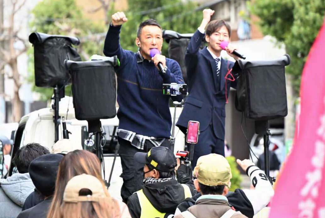 【山本太郎】「みんなに配れ10万円♪」「消費税とっとと下げろ」「お米よこせ」パフォーマンス全開の街頭コール - jnnavi